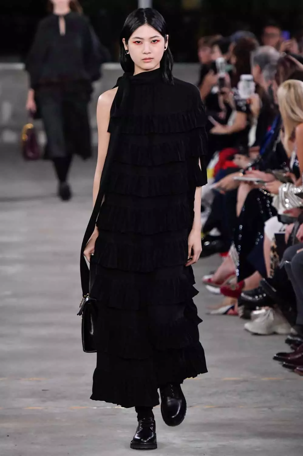 Vea cada look de la colección Pre-Fall 2019 de Valentino 39605_29