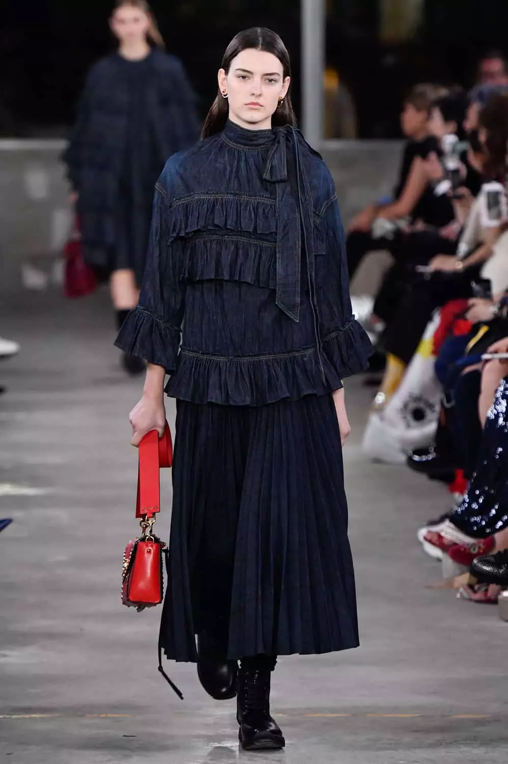 ดูทุกลุคจากคอลเลกชั่น Pre-Fall 2019 ของ Valentino 39605_56