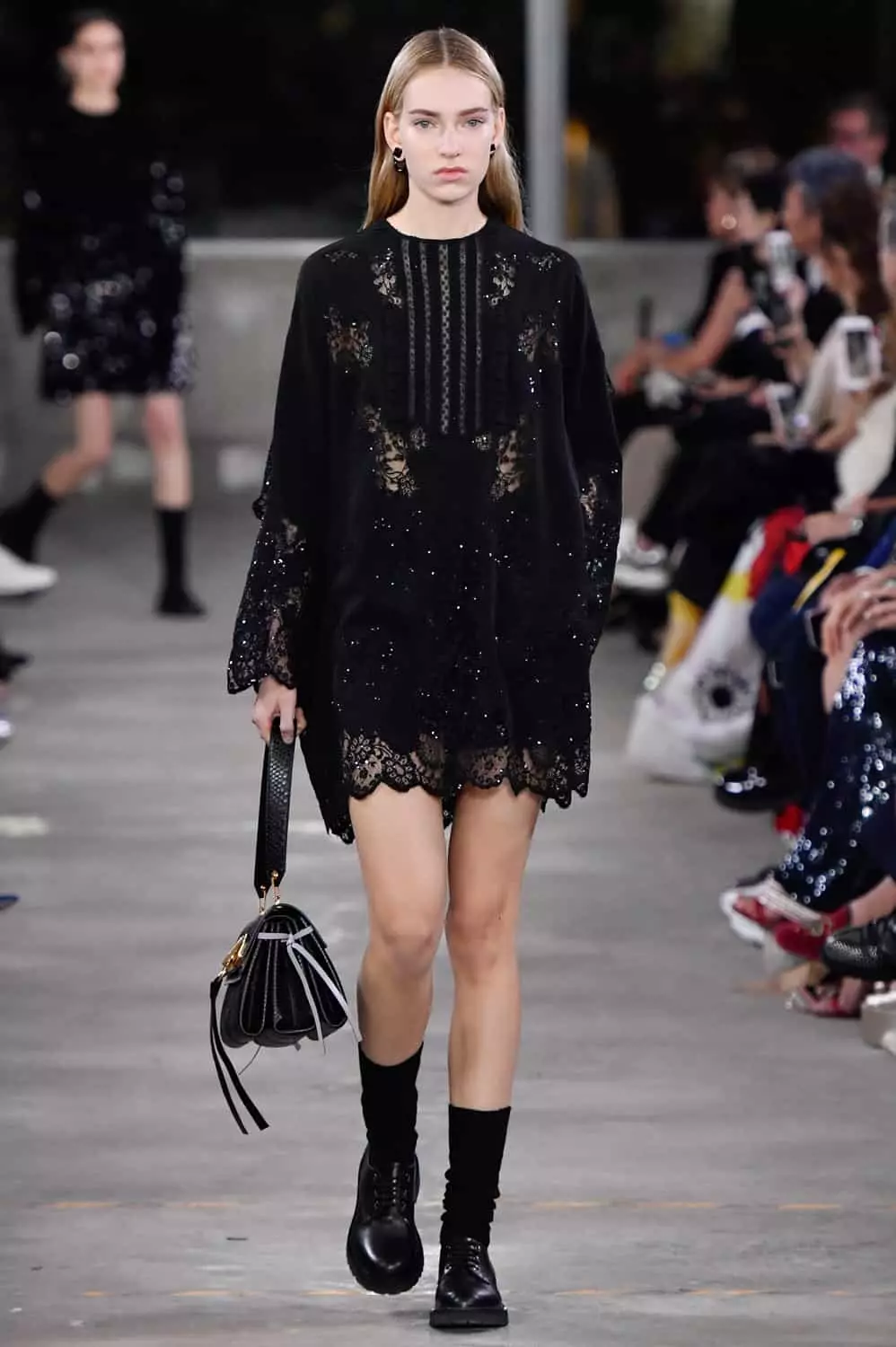 Sjoch elke look fan Valentino's Pre-Fall 2019-kolleksje 39605_70