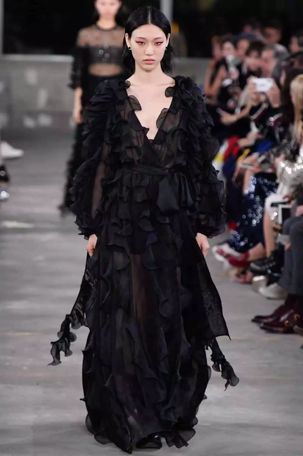 ดูทุกลุคจากคอลเลกชั่น Pre-Fall 2019 ของ Valentino 39605_76