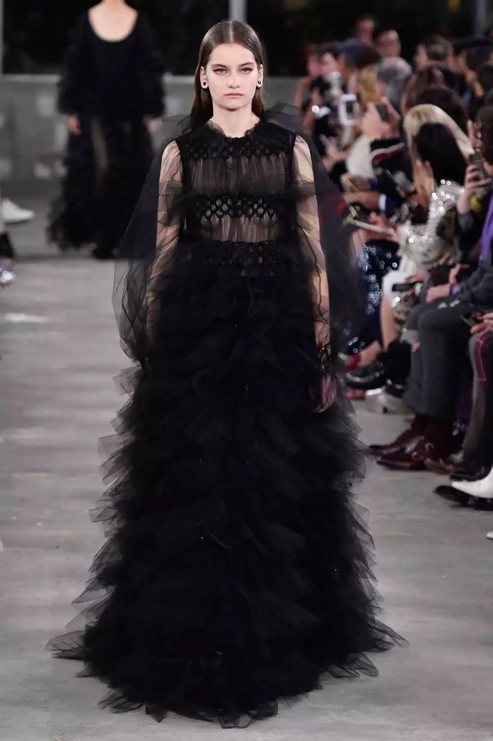 Δείτε κάθε ματιά από τη συλλογή Valentino's Pre-Fall 2019 39605_78