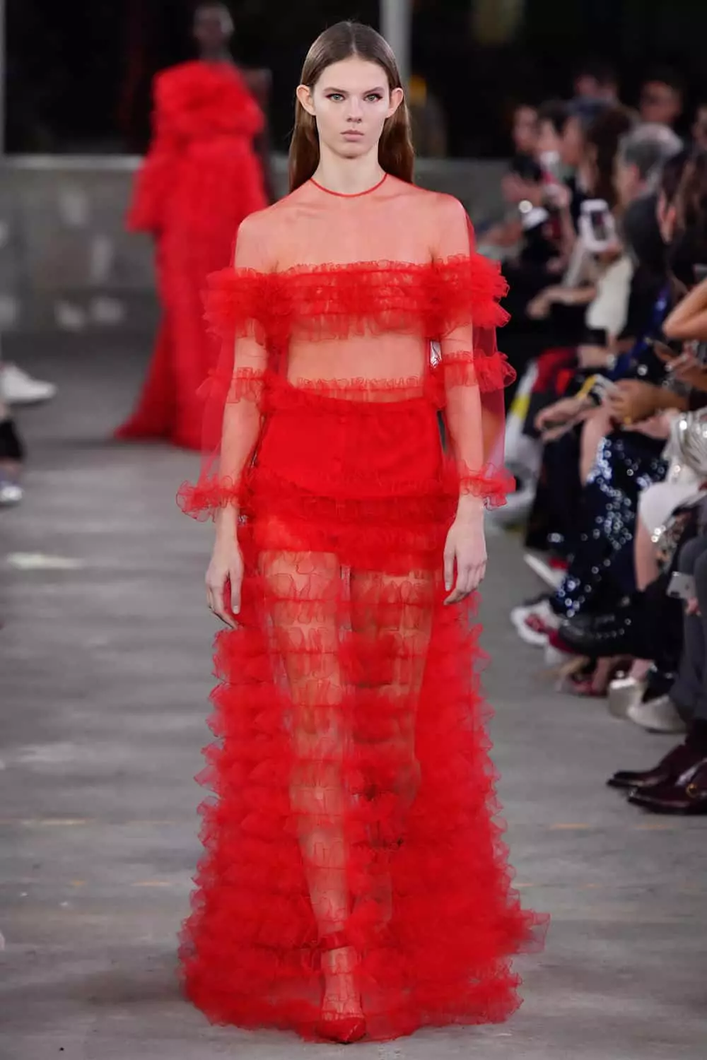 Вижте всеки поглед от колекцията на Valentino преди есента 2019 39605_89