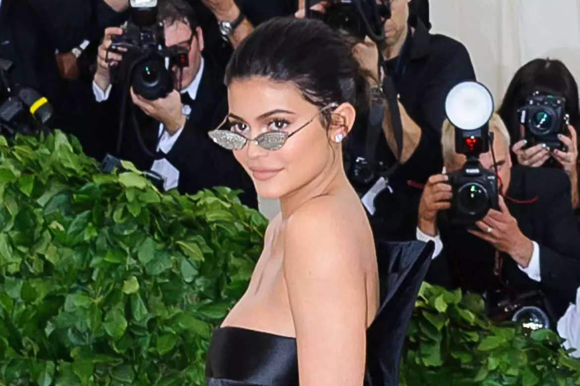 Kylie Jenner disputa a afirmación de Forbes de que non é multimillonaria