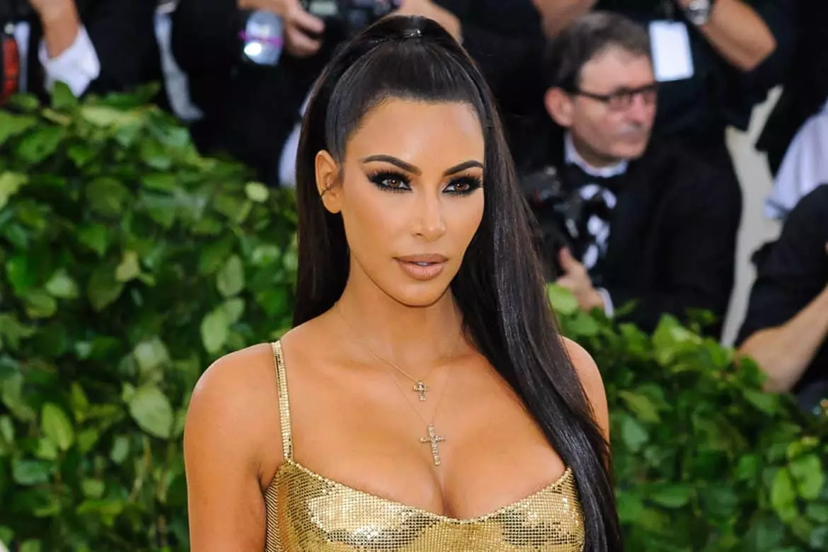 10 produtos de beleza para drogarias que Kim Kardashian jura por 40304_1
