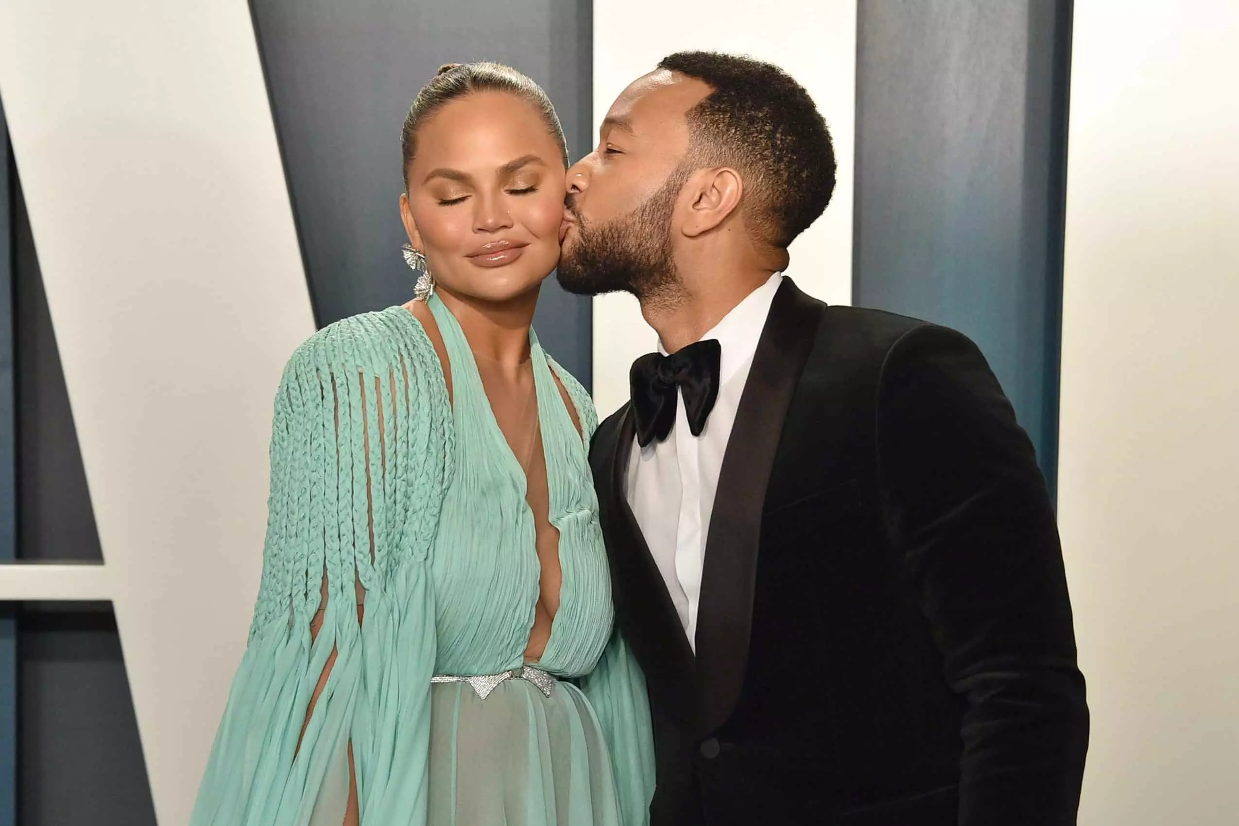 Chrissy Teigen o Senola hore o na le Opereishene ea ho Tlosa Letsoele