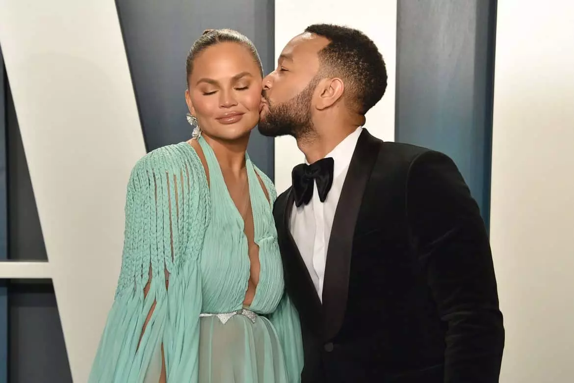 Chrissy Teigen dia nanambara fa manao fandidiana fanesorana ny implan'ny nono izy 40386_1