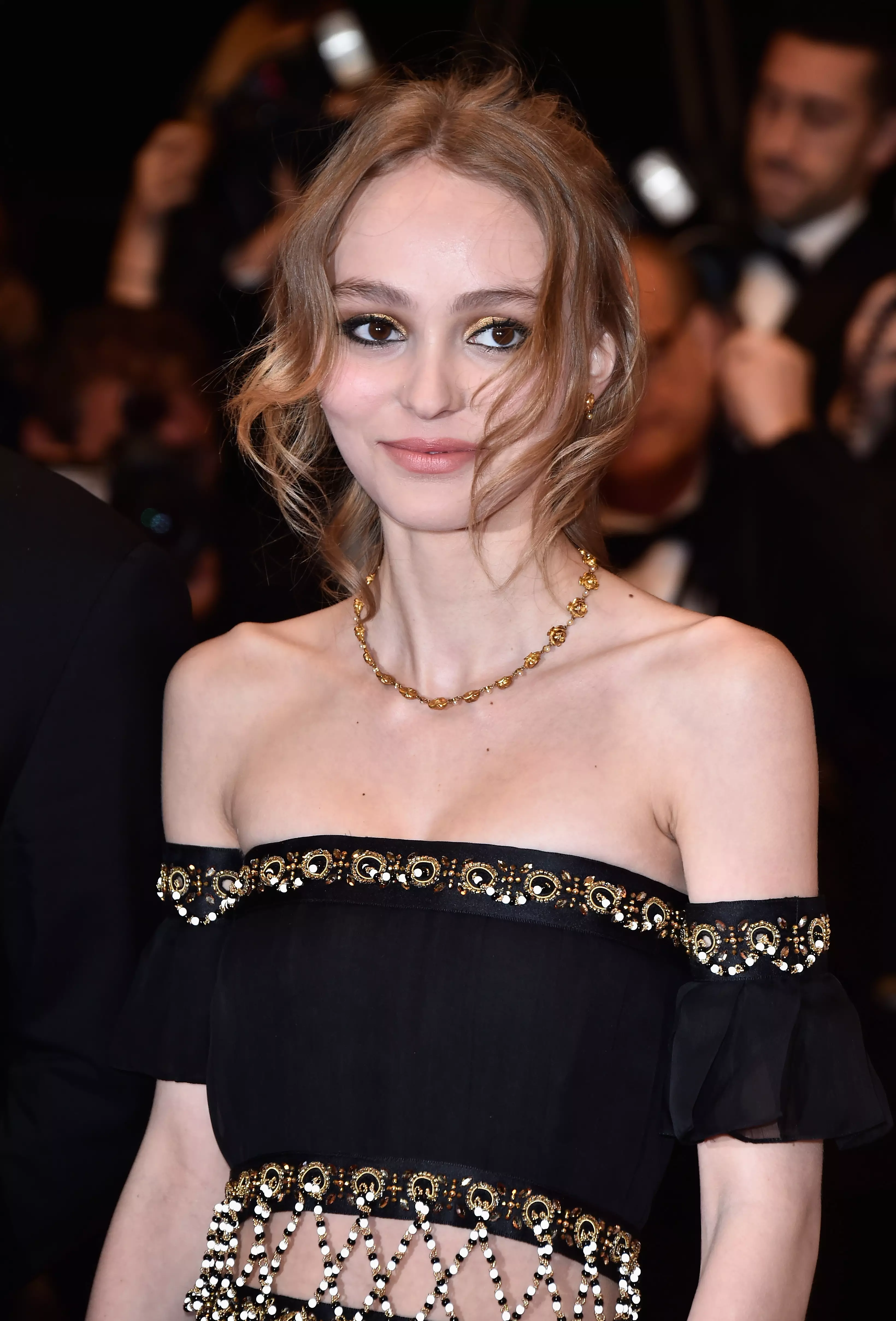 The Daily Roundup: Lily-Rose Depp Fronts عطر شانيل الجديد ، Olivier Rousteing Collabs مع Nike 40900_1