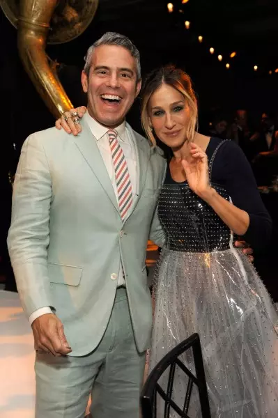 NEW YORK, NY - MAY 23: Andy Cohen lan Sarah Jessica Parker rawuh ing Parsons Benefit 2016 ing Chelsea Piers tanggal 23 Mei 2016 ing New York City. (Foto dening Rabbani lan Solimene Photography/Getty Images for Parsons School of Design/The New School)
