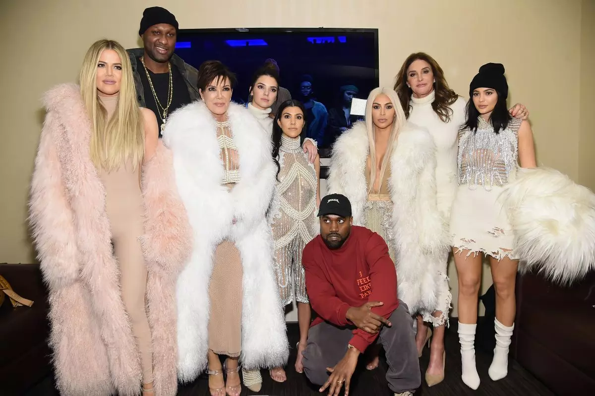 NEW YORK, NY – 11. VEEBRUAR: (LR) Khloe Kardashian, Lamar Odom, Kris Jenner, Kendall Jenner, Kourtney Kardashian, Kanye West, Kim Kardashian, Caitlin Jenner ja Kylie Jenner osalevad Kanye West Yeezy 3. hooajal 11. veebruaril New 201 York City. (Foto Jamie McCarthy / Getty Images Yeezy 3. hooaja jaoks)