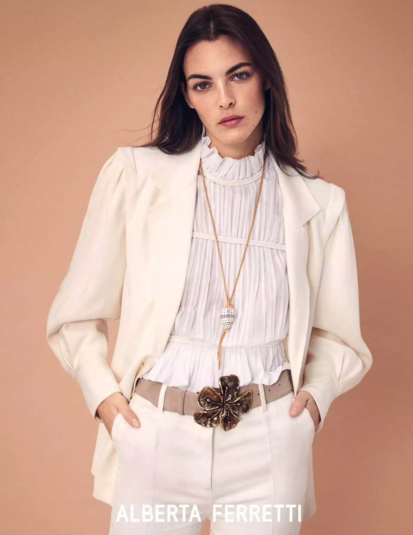 New Alberta Ferretti Campaign တွင် Vittoria Ceretti အံ့အားသင့်သွားသည်။ 4192_3