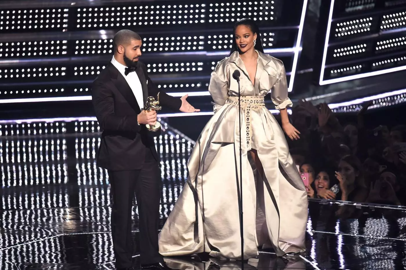 Niresaka momba an'i Drake, fiaraha-miasa vaovao mamy nataon'i Alexander Wang i Rihanna