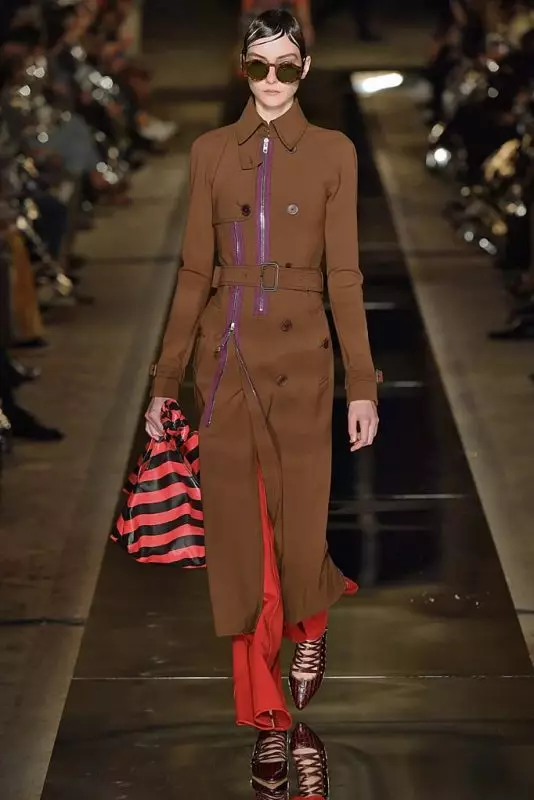 Pařížský týden módy: Alexander McQueen, Sonia Rykiel, Givenchy a další 42025_16