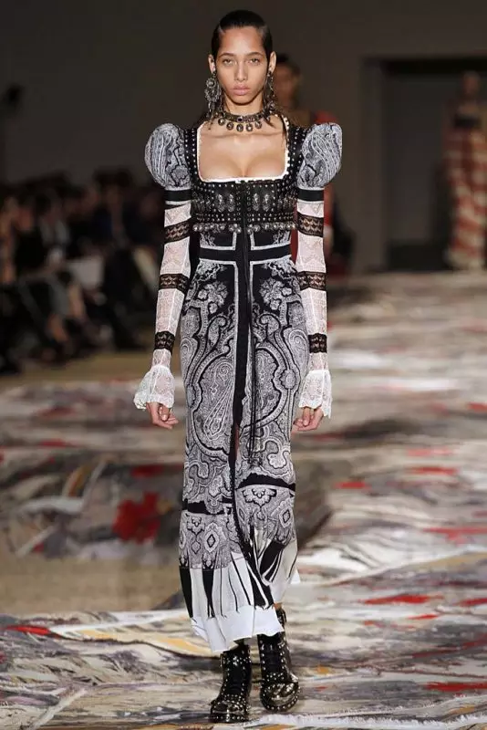 Pařížský týden módy: Alexander McQueen, Sonia Rykiel, Givenchy a další 42025_2