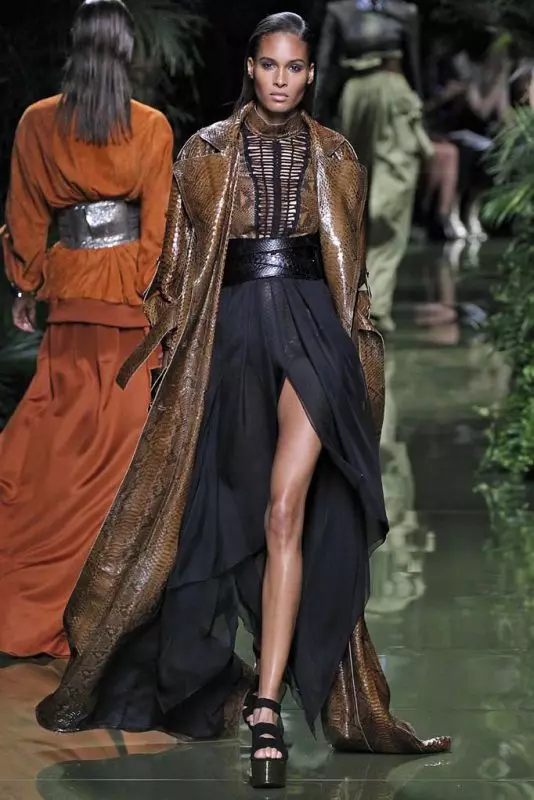 Todobaadka Dharka ee Paris: Labbiska Faransiiska ee Chloé, Balmain's Jungle, iyo in ka badan 42166_23