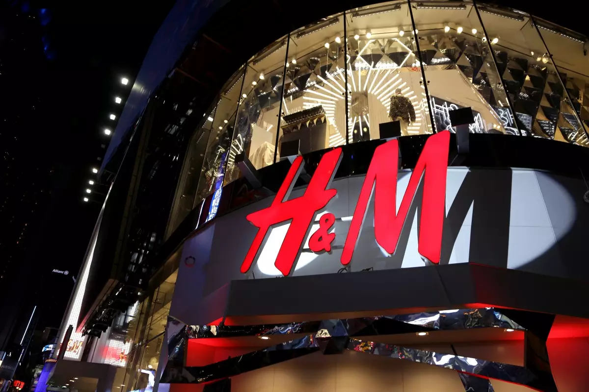 I-H&M Izokwethula Izitayela Ezintsha Zedenim “Ezivala Iluphu”