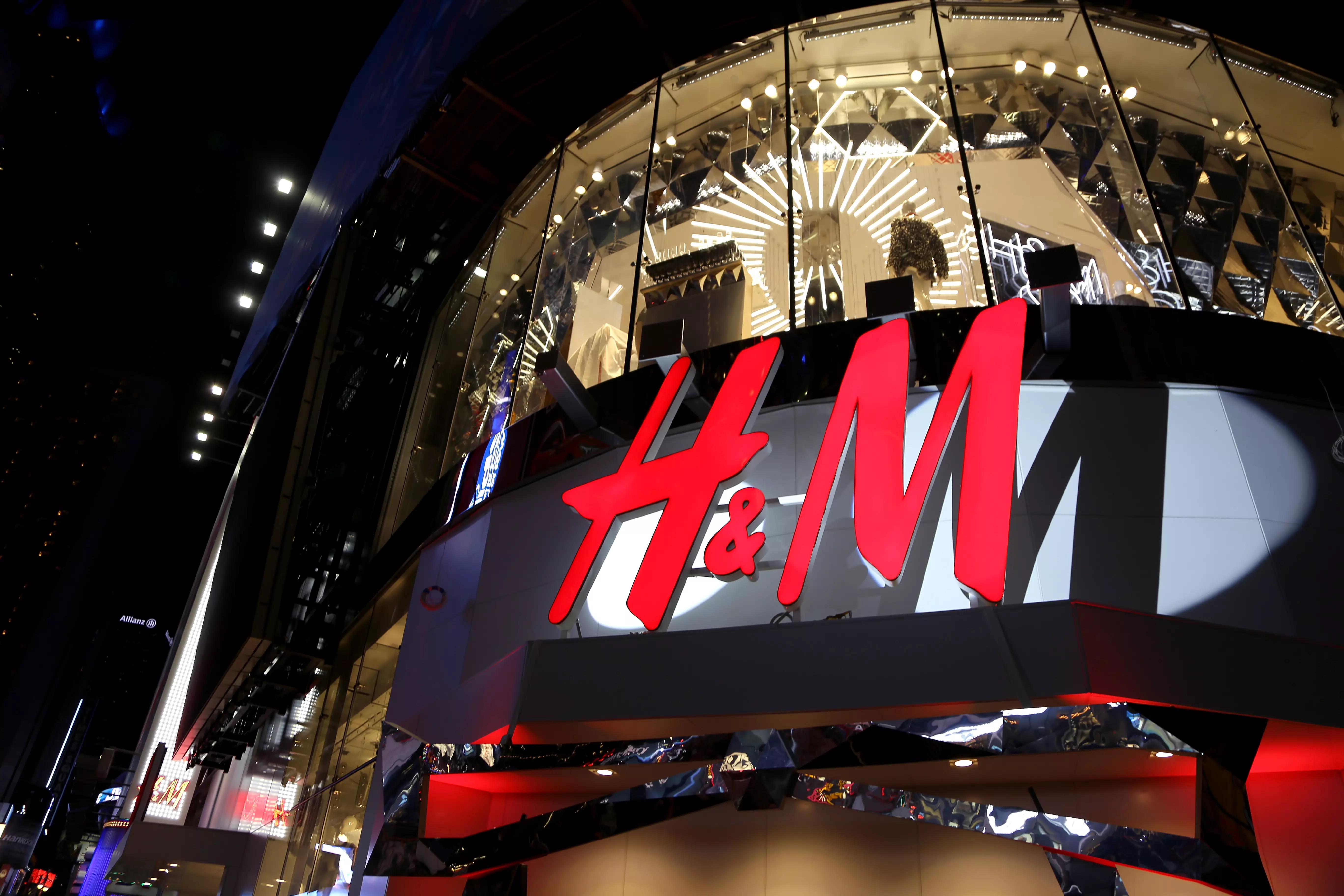 Ilulunsad ng H&M ang Mga Bagong Estilo ng Denim na 