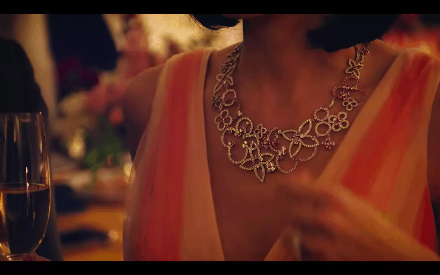 Christine Chiu ຂອງ Bling Empire ໃນແຟຊັ່ນ, ຄອບຄົວ, ແລະນັ້ນແມ່ນ Louis Vuitton Necklace! 4274_3