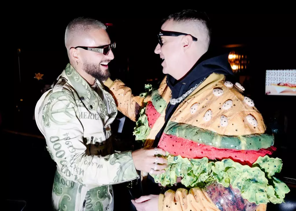 Katy Perry en Jeremy Scott Hit the Town as Walking Hamburgers 4281_11