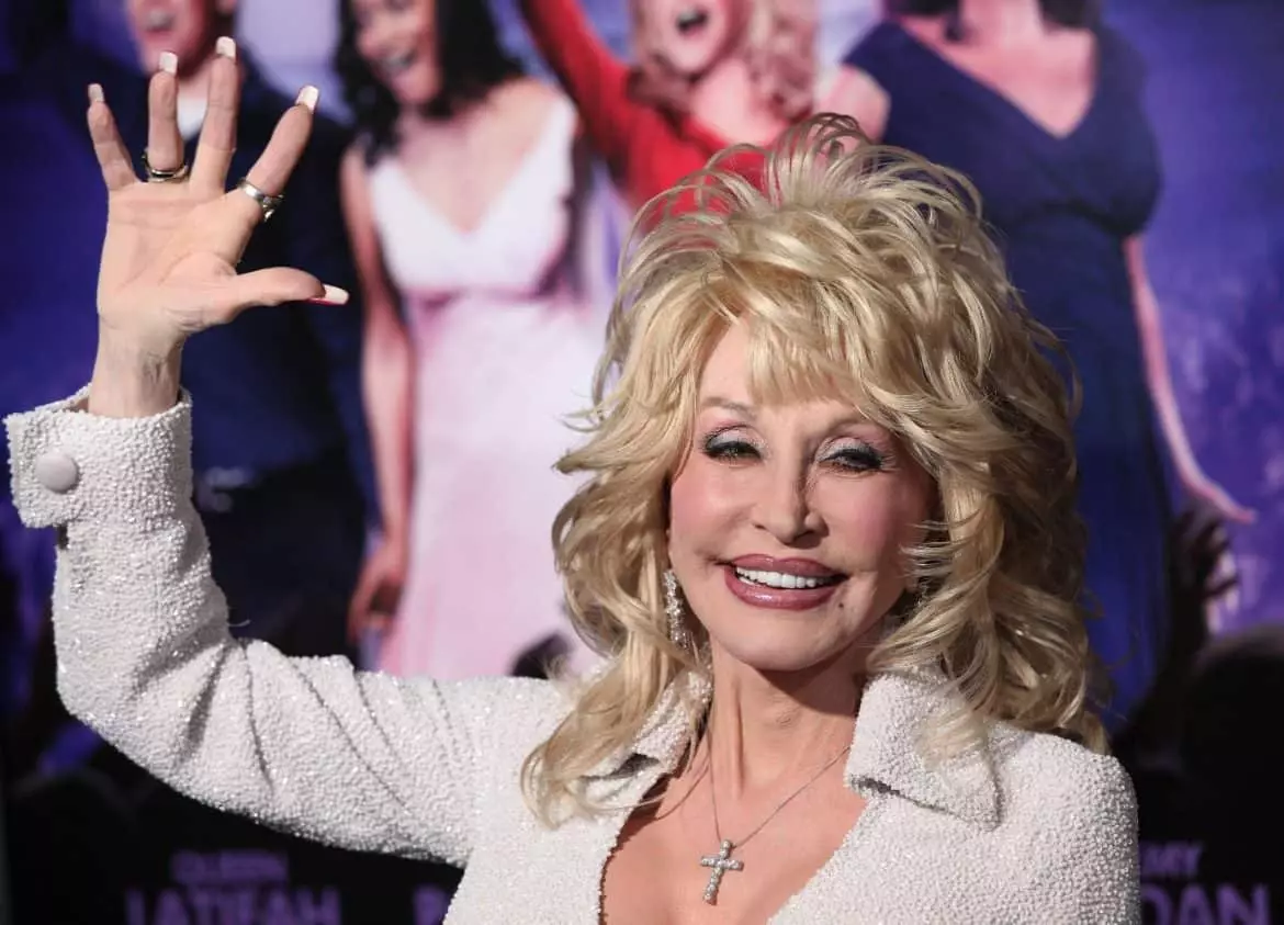 Ĉu Estas Io, kion Ŝi Ne Povas Fari? Dolly Parton Lanĉas Belecmarkon 4289_1