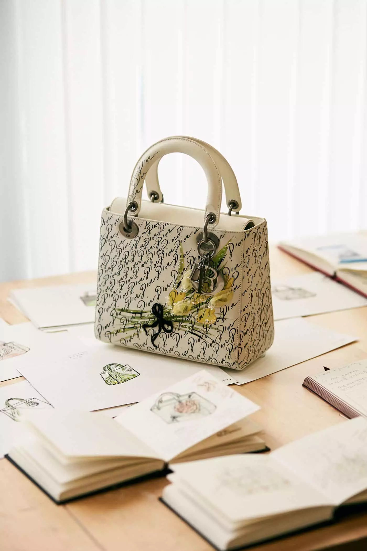 Ο Dior αποκαλύπτει την τέταρτη έκδοση της σειράς καλλιτεχνών Their Lady Bag 43323_3