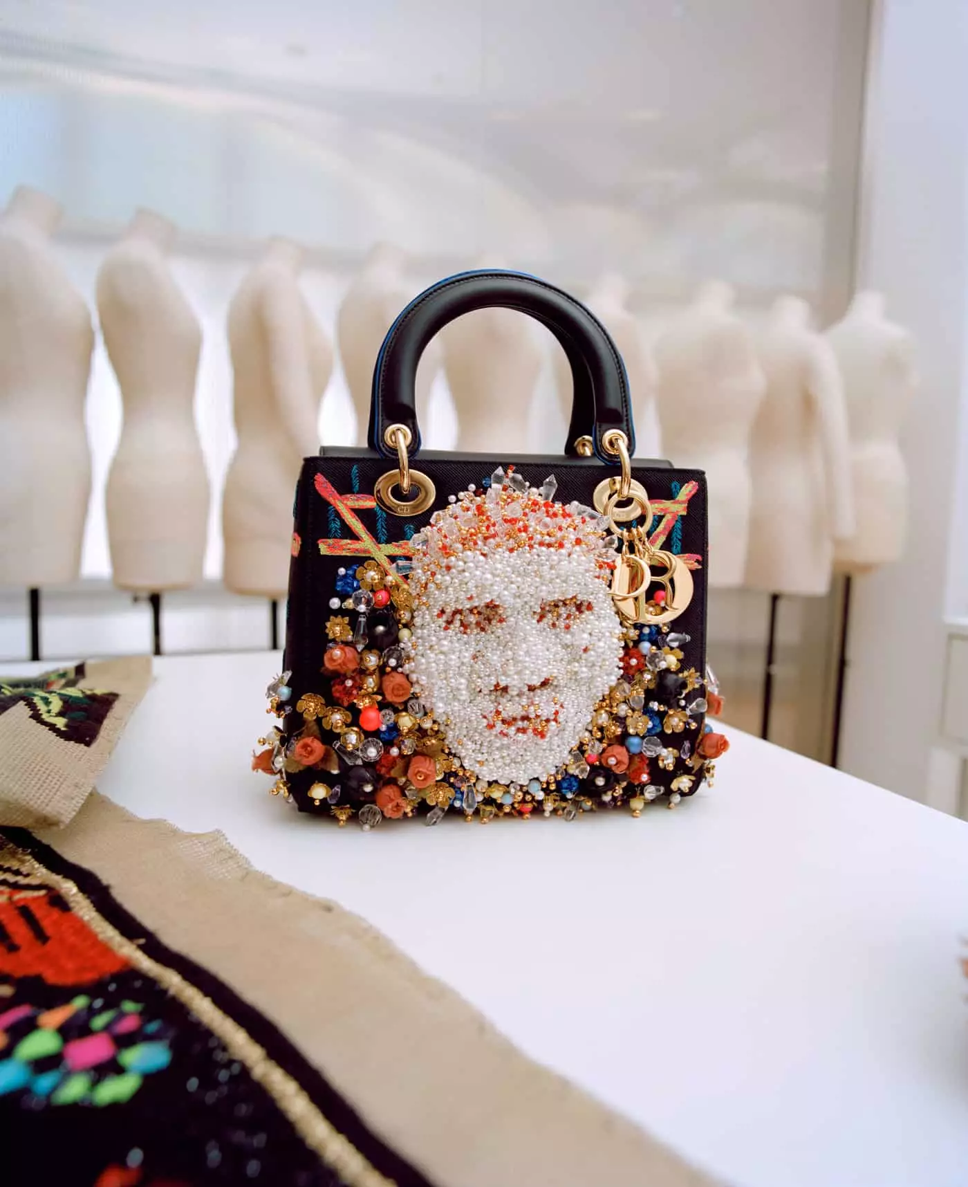 Dior odhaľuje štvrté vydanie série Lady Bag Artist 43323_5