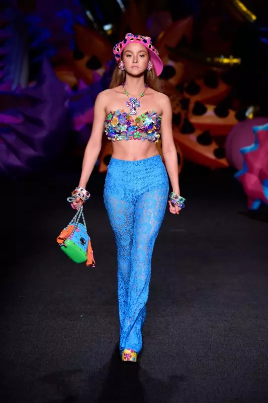 ვარსკვლავები გამოდიან Moschino-ს ლოს-ანჯელეს Runway შოუსთვის 43564_11