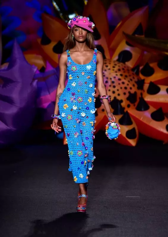 La Steloj Eliras por la L.A. Runway Show de Moschino 43564_13