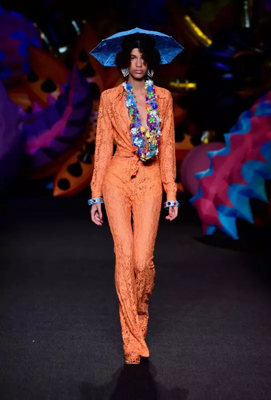 La Steloj Eliras por la L.A. Runway Show de Moschino 43564_14