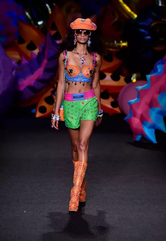 La Steloj Eliras por la L.A. Runway Show de Moschino 43564_15