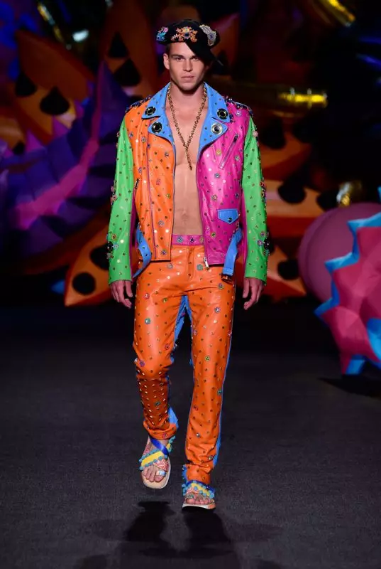 La Steloj Eliras por la L.A. Runway Show de Moschino 43564_17