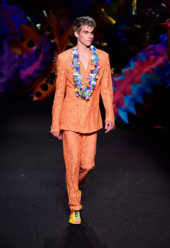 La Steloj Eliras por la L.A. Runway Show de Moschino 43564_20