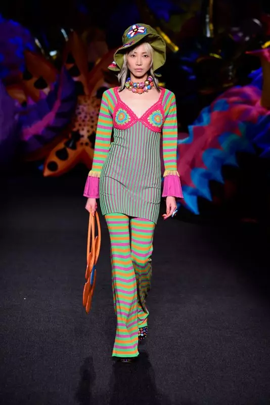 La Steloj Eliras por la L.A. Runway Show de Moschino 43564_25