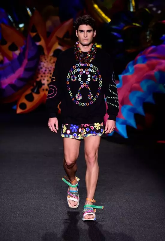 La Steloj Eliras por la L.A. Runway Show de Moschino 43564_28