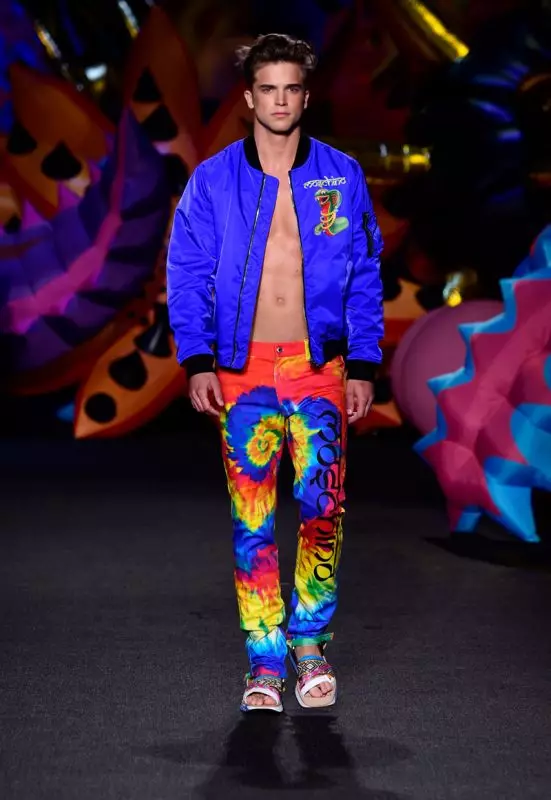 La Steloj Eliras por la L.A. Runway Show de Moschino 43564_29