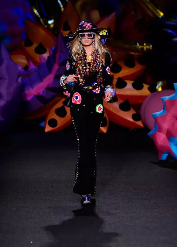 La Steloj Eliras por la L.A. Runway Show de Moschino 43564_31