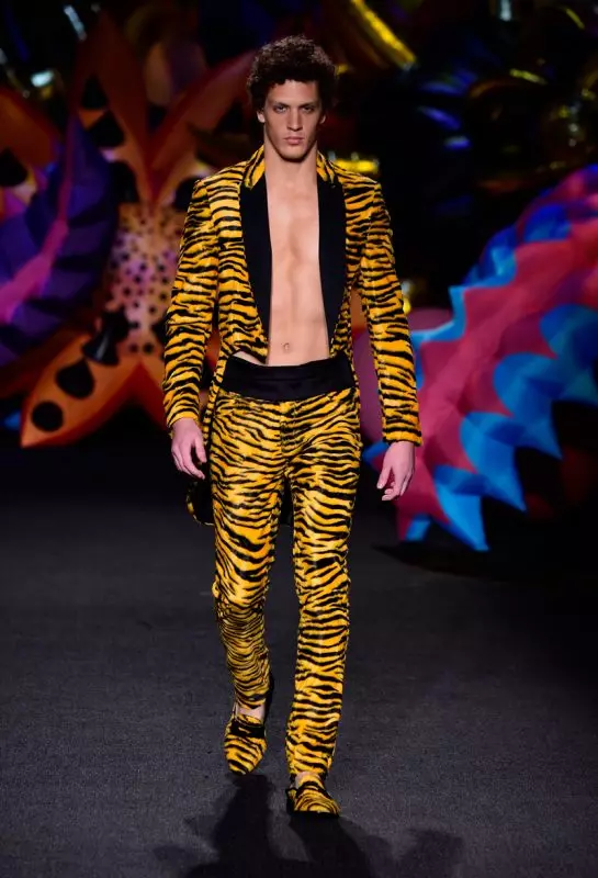 La Steloj Eliras por la L.A. Runway Show de Moschino 43564_37