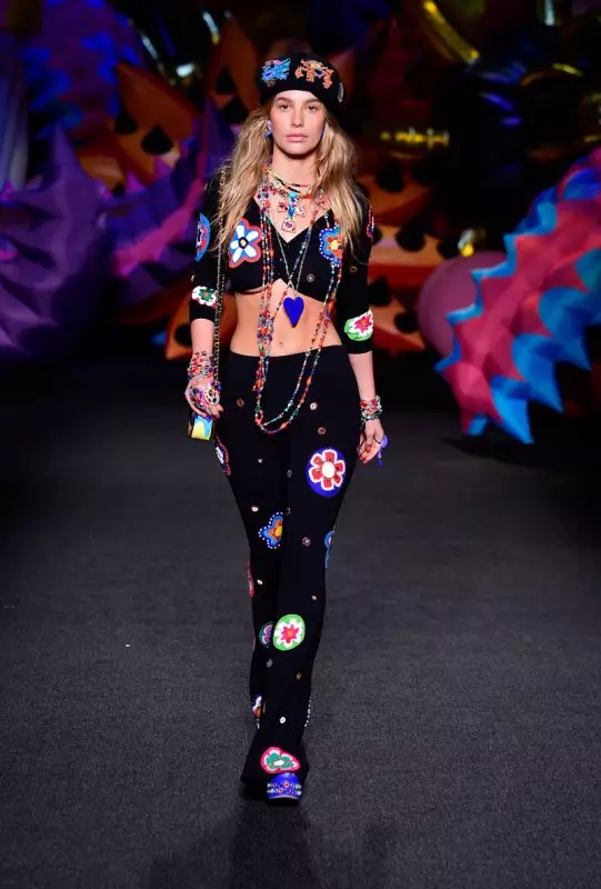 La Steloj Eliras por la L.A. Runway Show de Moschino 43564_40