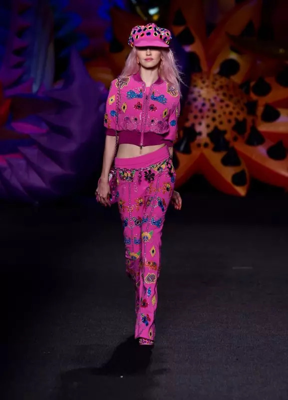 La Steloj Eliras por la L.A. Runway Show de Moschino 43564_41