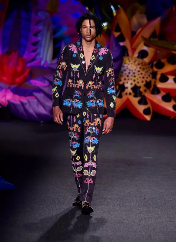 La Steloj Eliras por la L.A. Runway Show de Moschino 43564_43