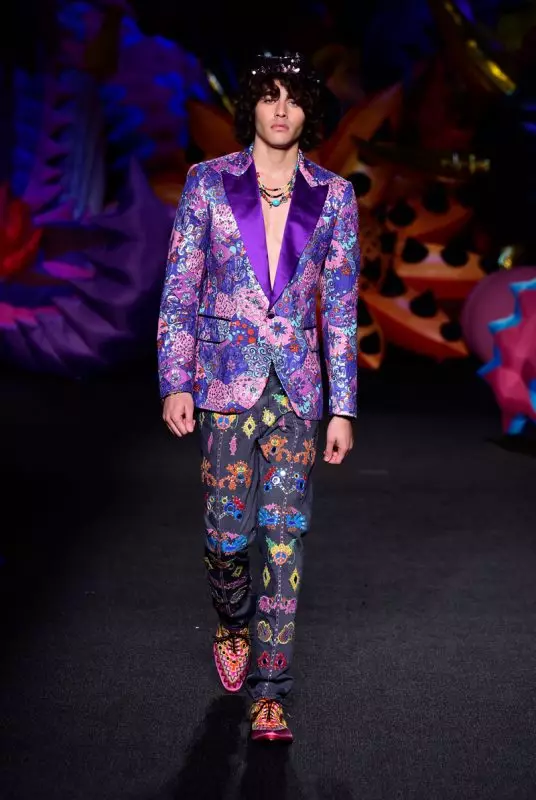 La Steloj Eliras por la L.A. Runway Show de Moschino 43564_45