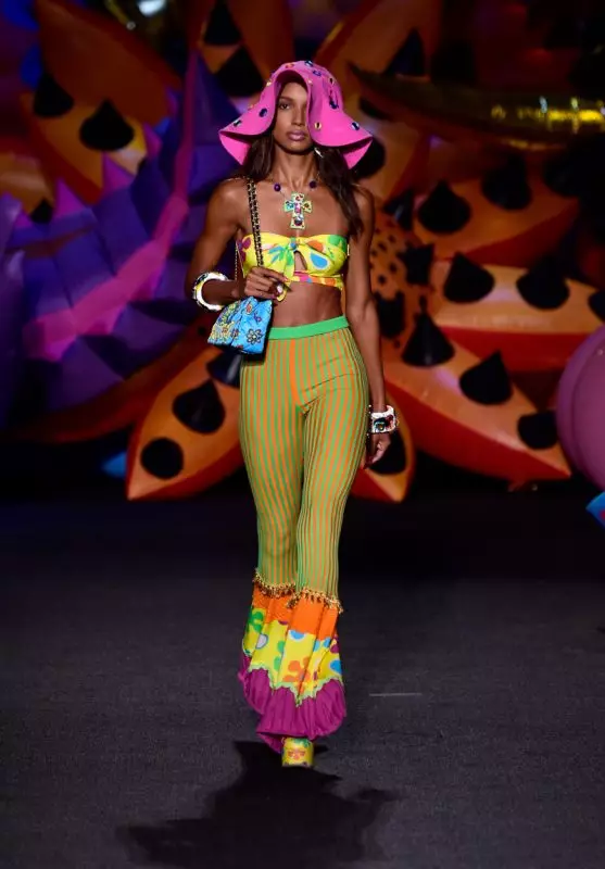 ვარსკვლავები გამოდიან Moschino-ს ლოს-ანჯელეს Runway შოუსთვის 43564_46