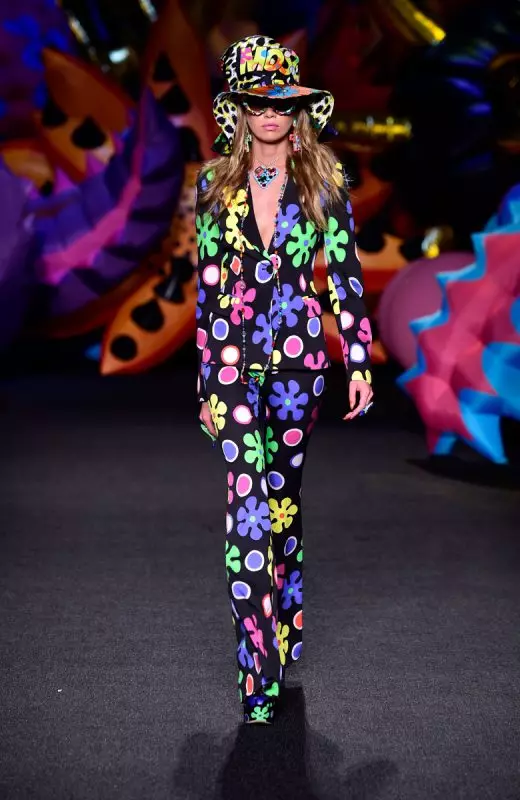 La Steloj Eliras por la L.A. Runway Show de Moschino 43564_47