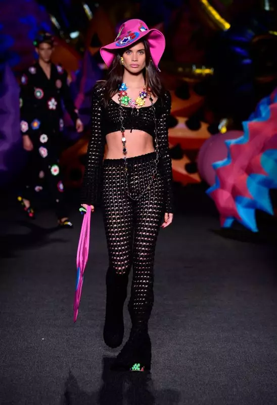 La Steloj Eliras por la L.A. Runway Show de Moschino 43564_50