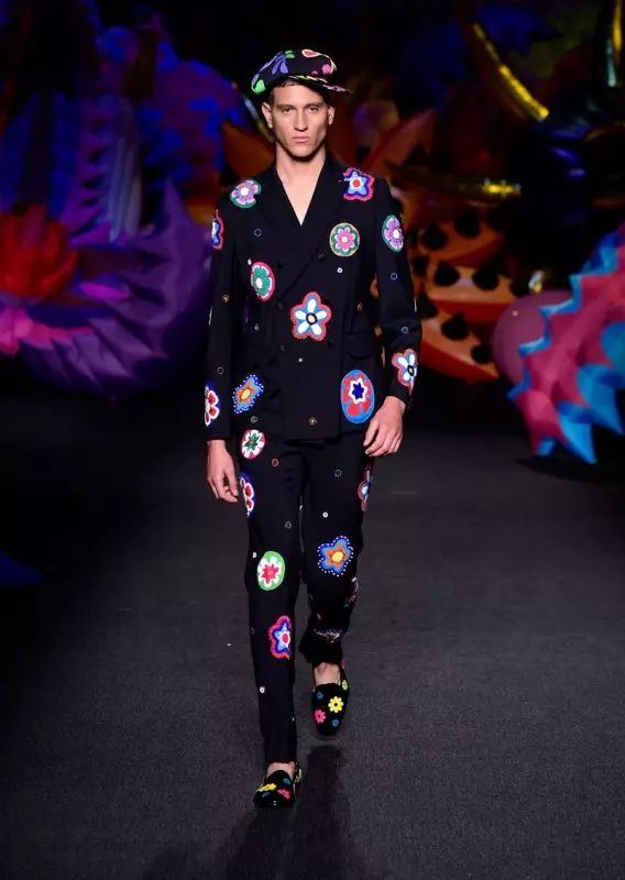 La Steloj Eliras por la L.A. Runway Show de Moschino 43564_51