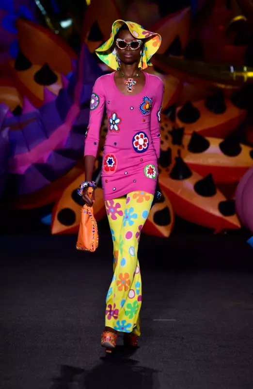 La Steloj Eliras por la L.A. Runway Show de Moschino 43564_52