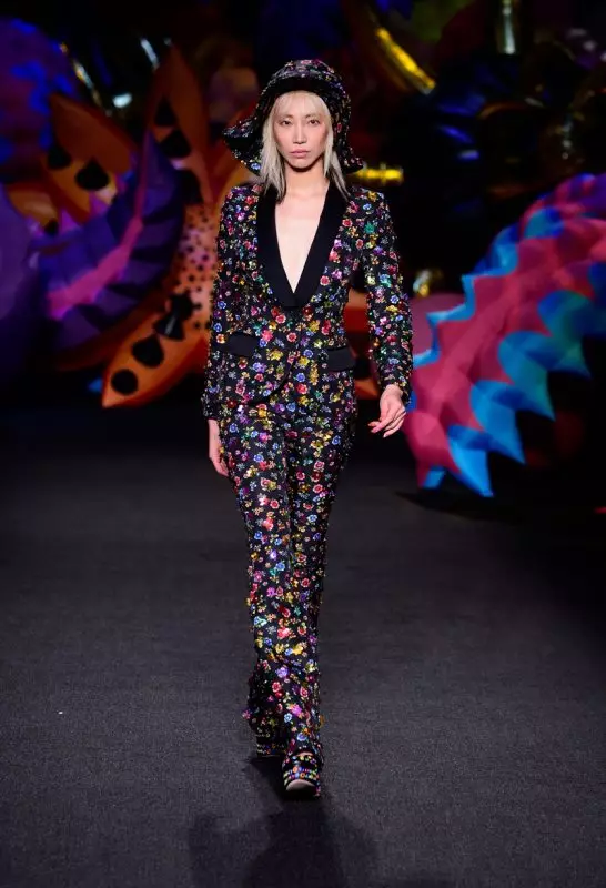 La Steloj Eliras por la L.A. Runway Show de Moschino 43564_53