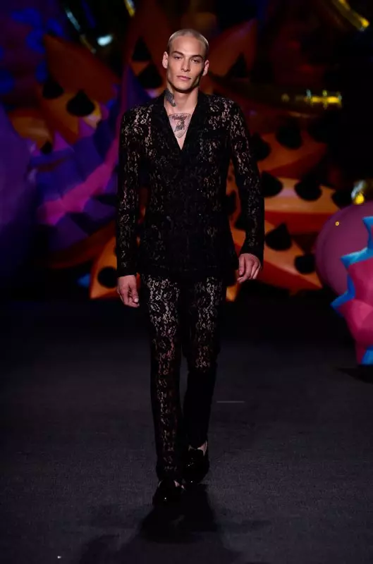 La Steloj Eliras por la L.A. Runway Show de Moschino 43564_54