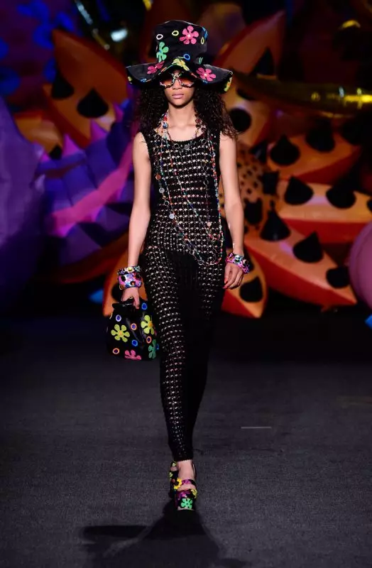 La Steloj Eliras por la L.A. Runway Show de Moschino 43564_60