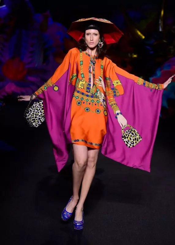 La Steloj Eliras por la L.A. Runway Show de Moschino 43564_63