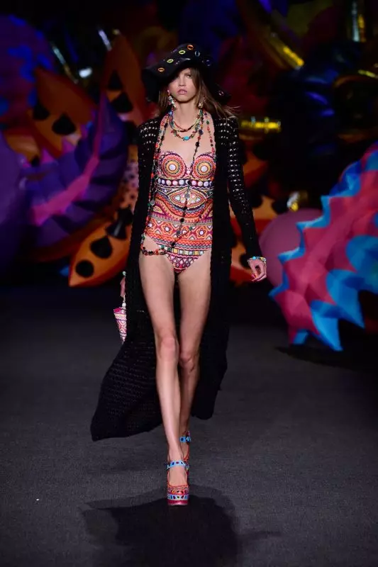 La Steloj Eliras por la L.A. Runway Show de Moschino 43564_65